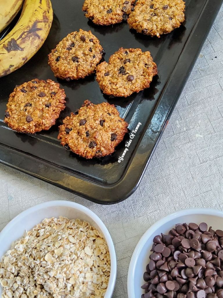 5 ingredient vegan cookies | Vegan banana oatmeal cookies - Yummy tales ...